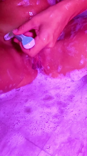 Missri Shaving My Pussy In The Shower