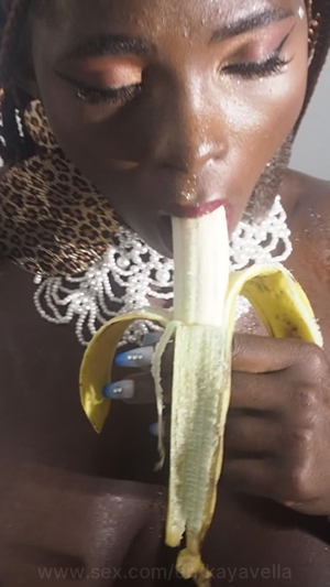Kayavella All Eyes On Me As I Enjoy Suck This Banana—bare Curves Seductive Expressions And