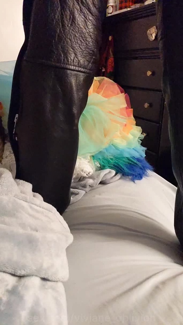 Vivi New Assless Chaps Leather Ass Slap